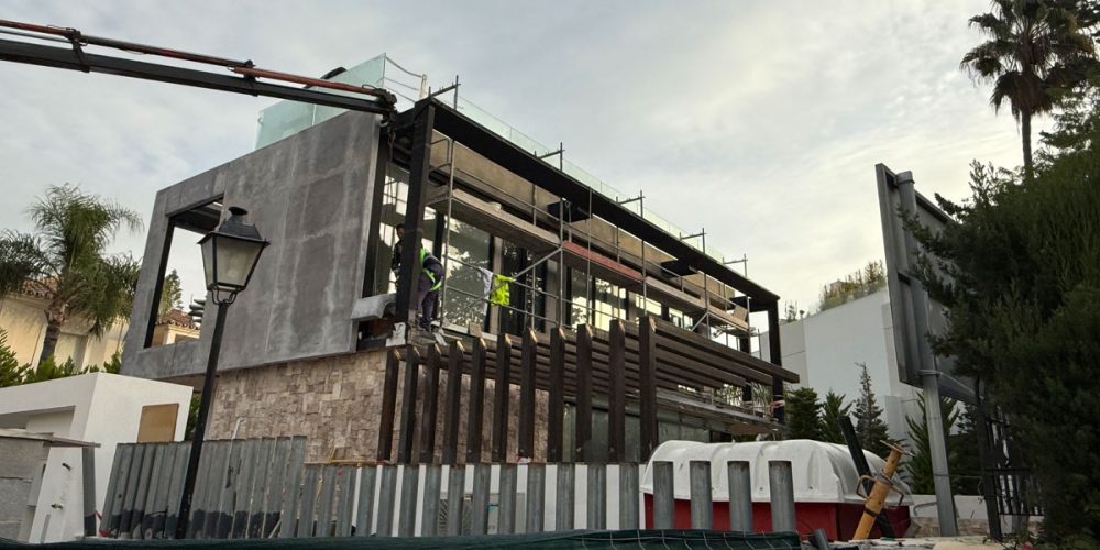 Placing GRC panels in a luxury villa in Marbella